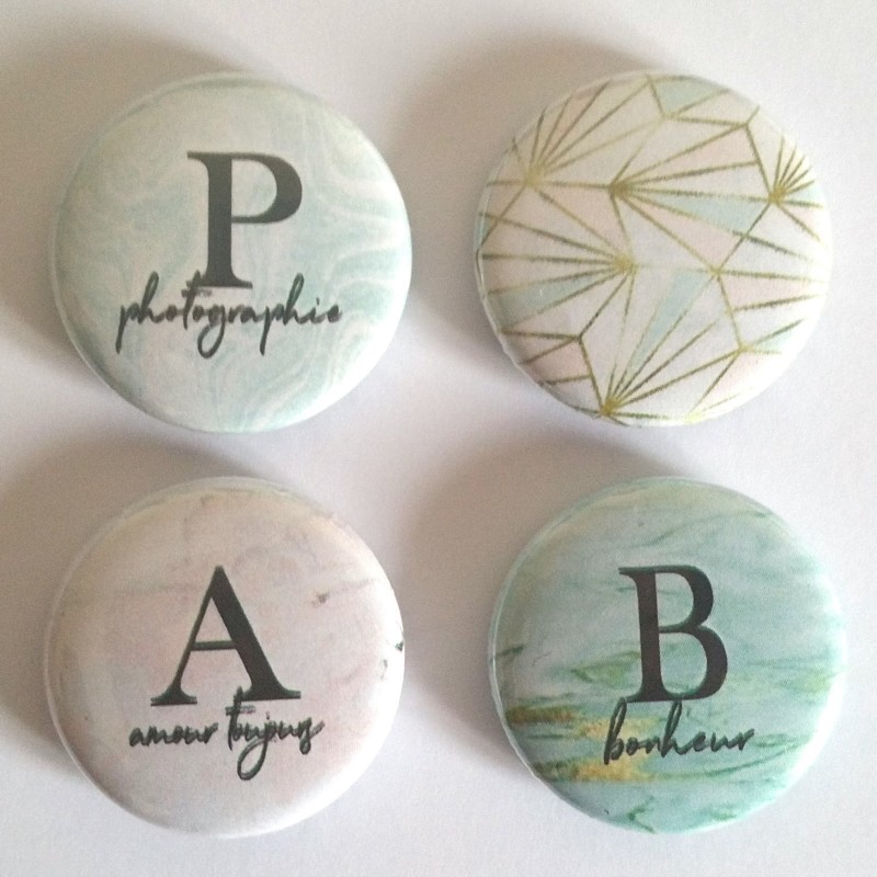 B0917-PH6 Badge P comme - Comptoirduscrap